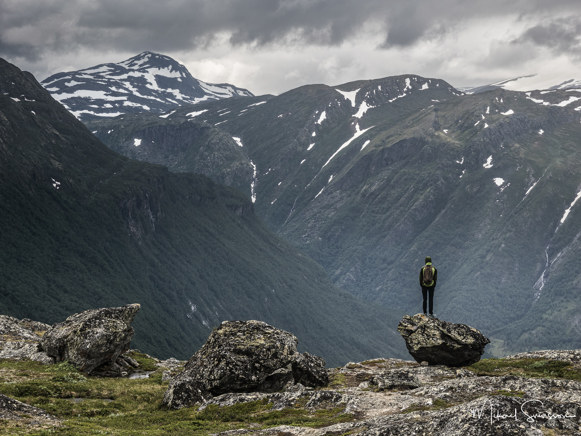 Pojke med utsikt. Læshøe, Innlandet fylke, Norge.