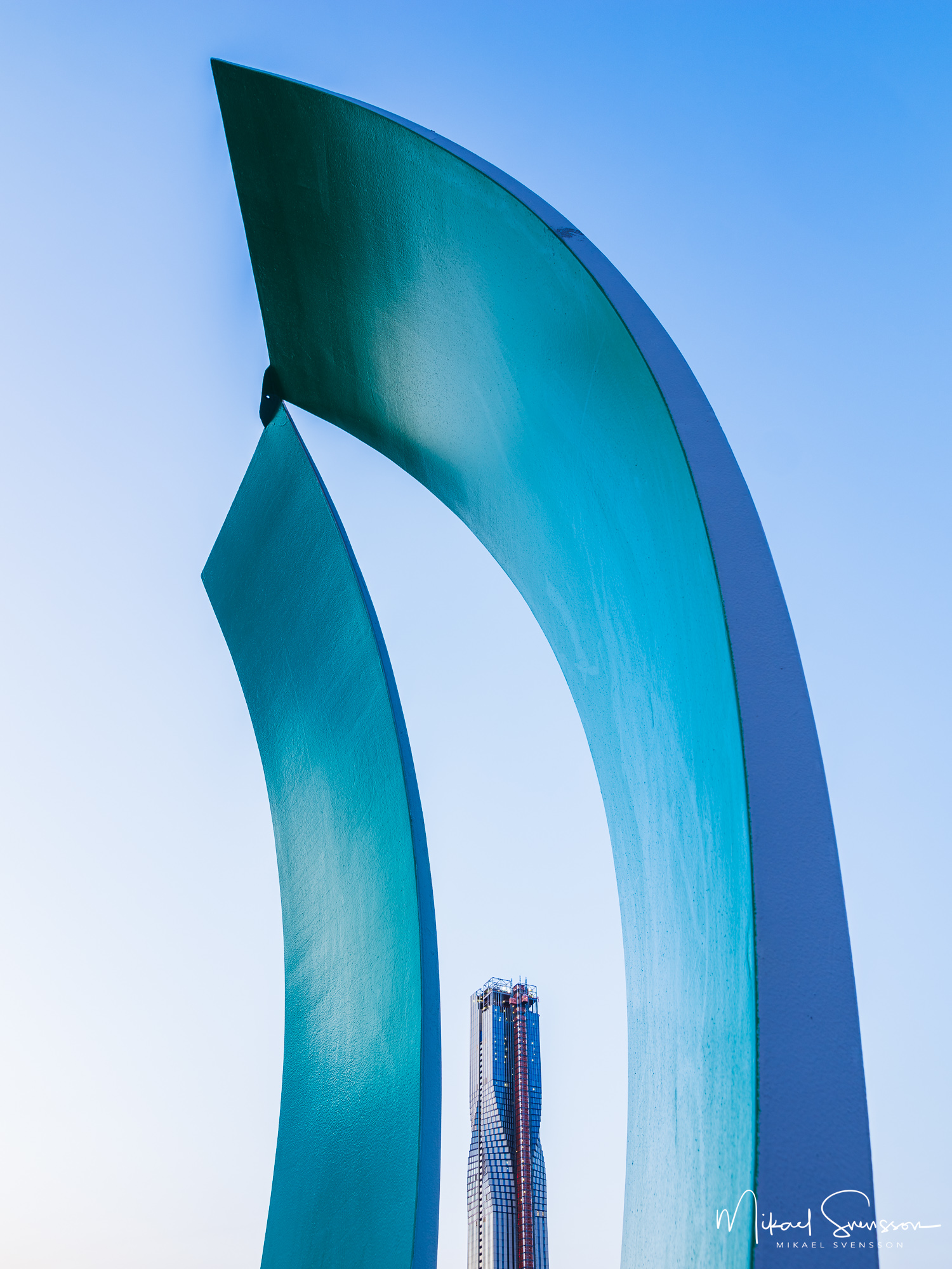 Karlatornet genom Di- Edersekvens konstverket vid Lindholmen, Hisingen.